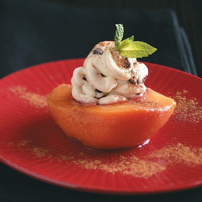 Durazno escalfado con queso crema y relleno de chispas de chocolate ...