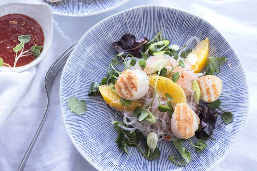 Conchas de concha a la plancha con berros y naranja. - Receta Hoy