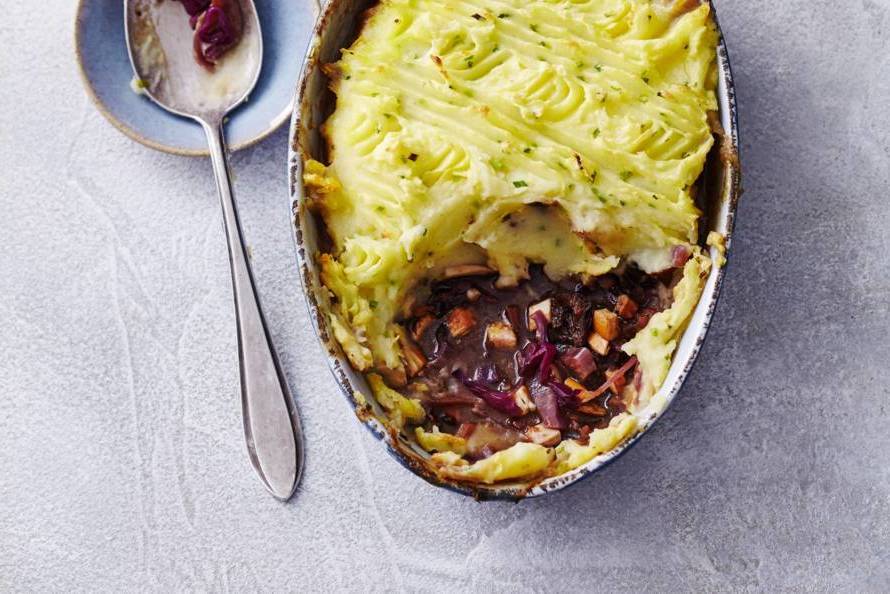 Guiso de repollo rojo con pollo y puré de papas. - Receta Hoy