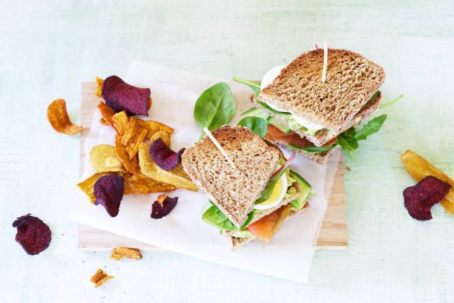 Sándwich integral de club con huevo, salmón y pepino. - Receta Hoy