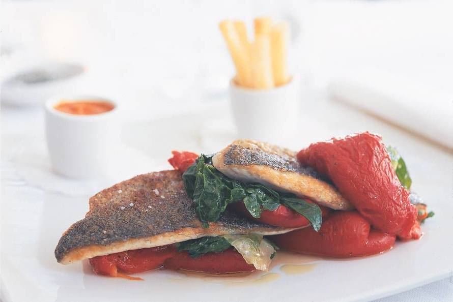 Filete De Pescado Frito Con Pimientos Asados En La Piel - Receta Hoy
