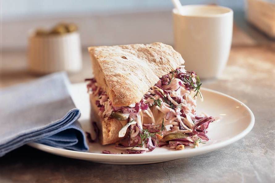 Pan de piso con queso y ensalada de col. - Receta Hoy