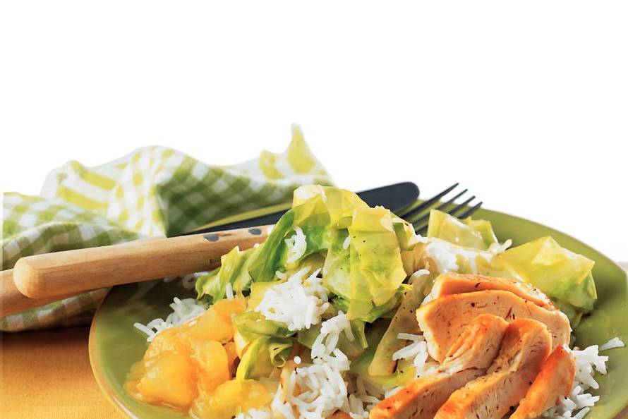 Filete de pollo con repollo salteado - Receta Hoy