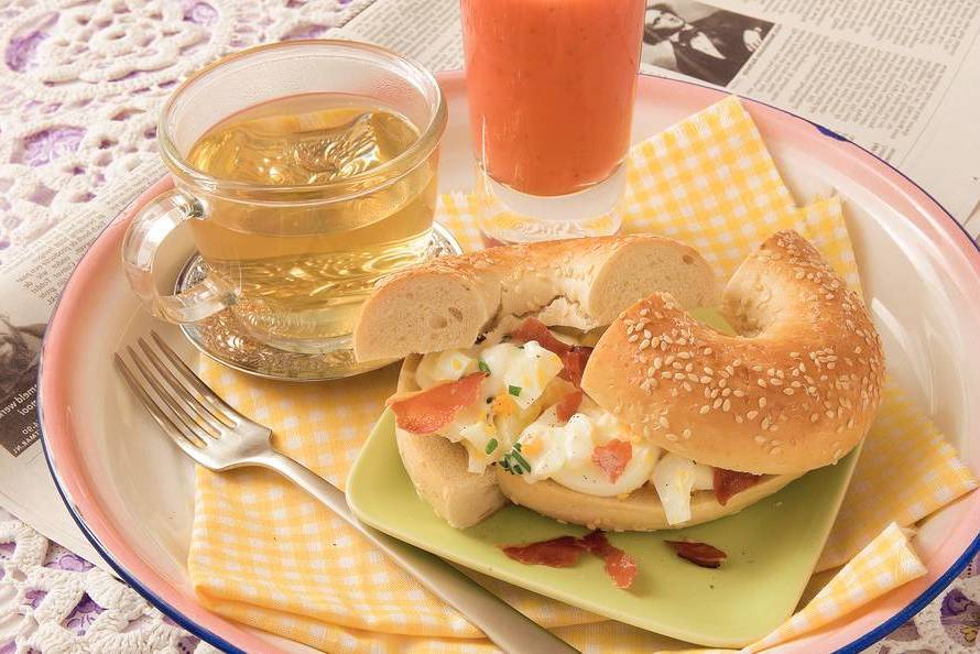 Bagel Con Ensalada De Huevo Y Jamón Crujiente - Receta Hoy