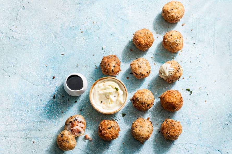 Bolas de sushi crujientes rellenas de salmón ahumado. - Receta Hoy