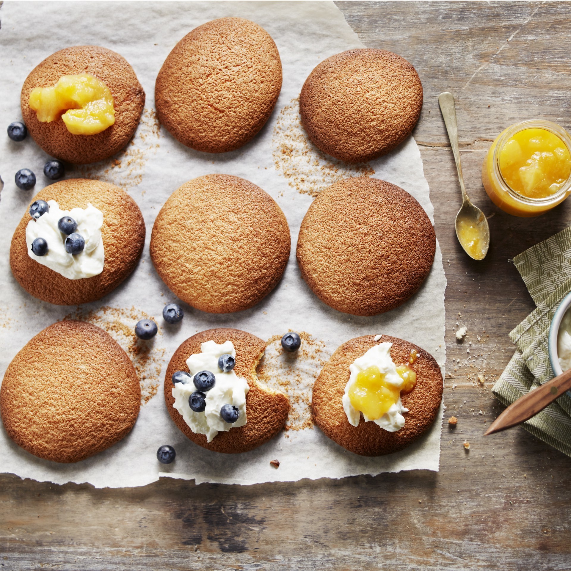 Tortas de huevo con yogur y fruta. - Receta Hoy