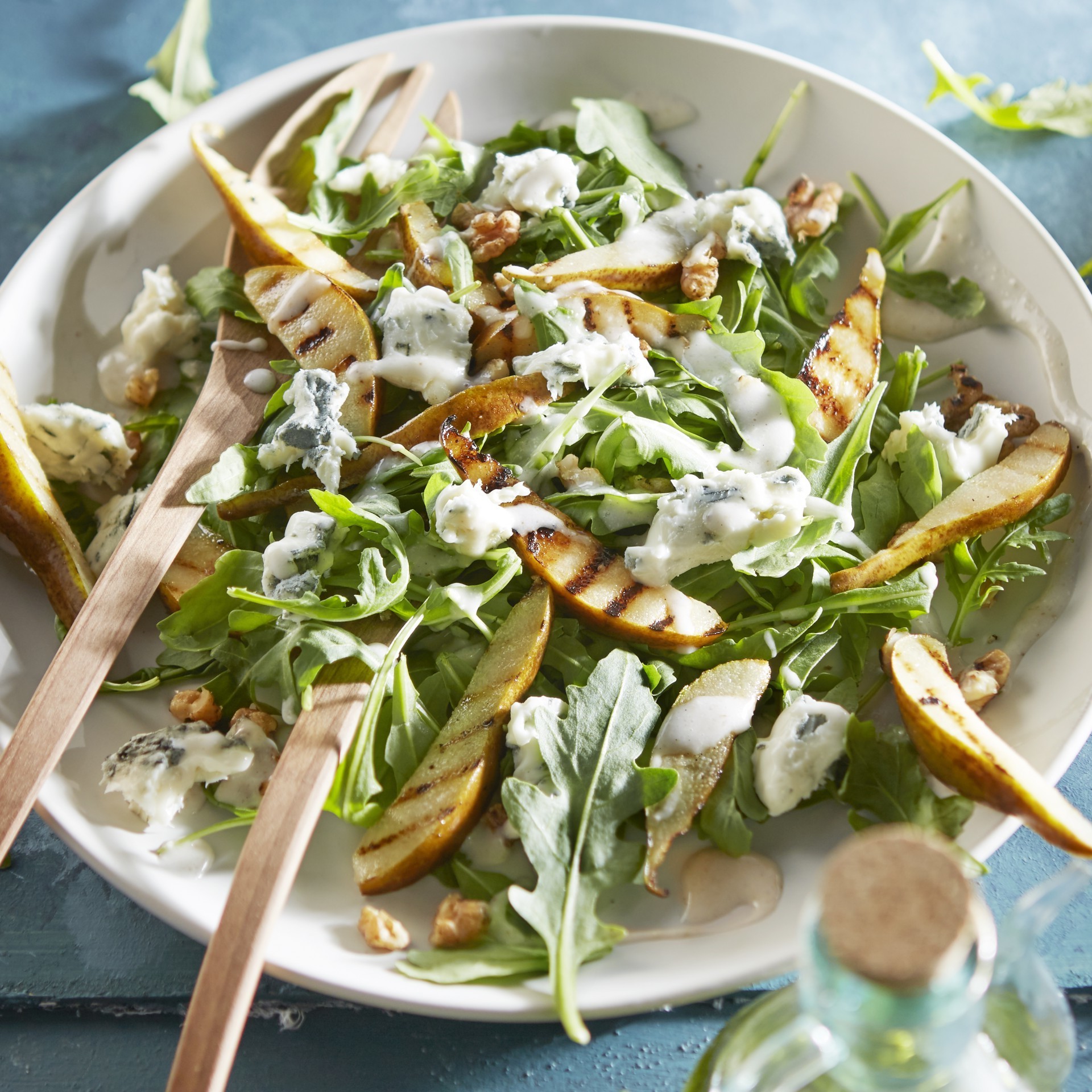 Ensalada de pera a la plancha, queso azul y aderezo de nuez. - Receta Hoy