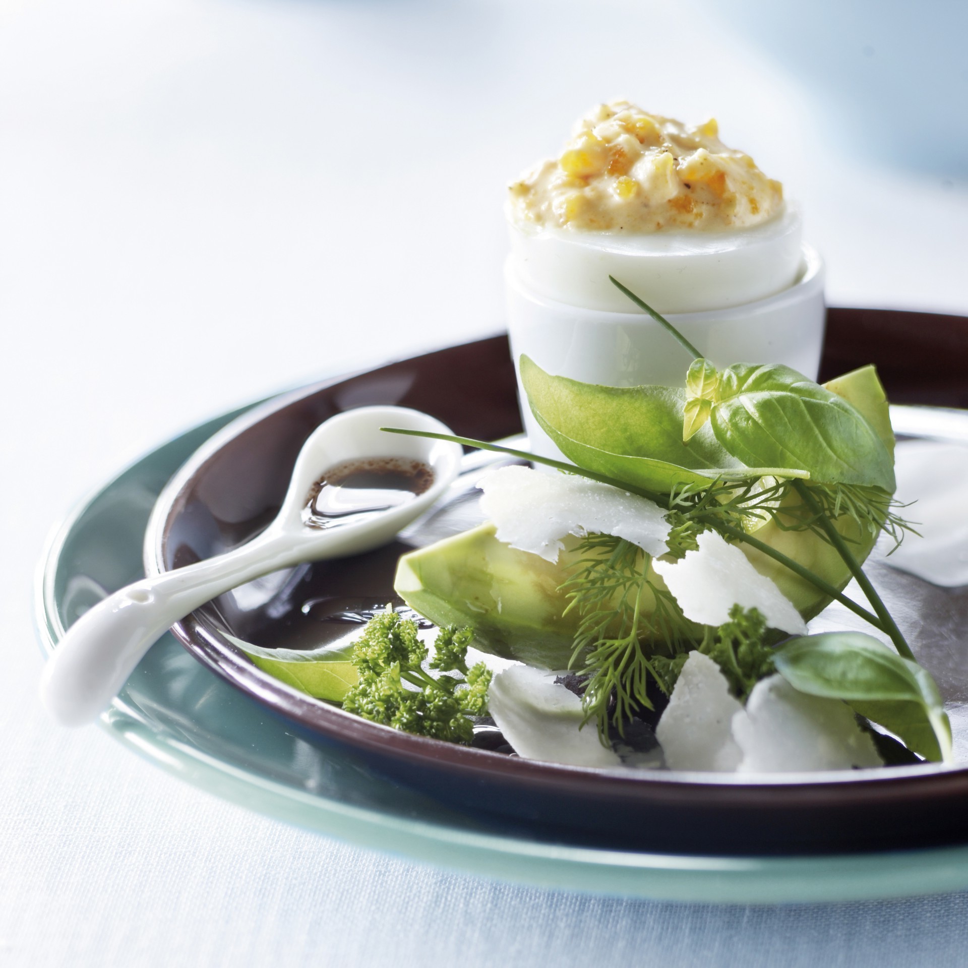 Aguacate con ensalada de hierbas y huevo relleno. - Receta Hoy Aguacate con ensalada de hierbas y huevo relleno. - Receta Hoy