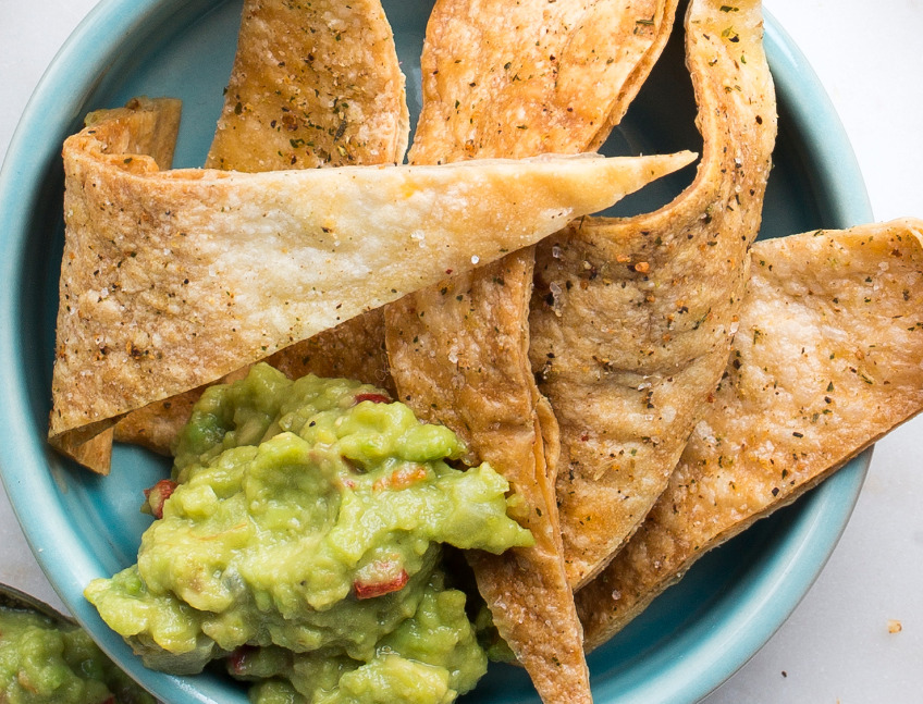 Chips de taco caseros con salsa de aguacate - Receta Hoy