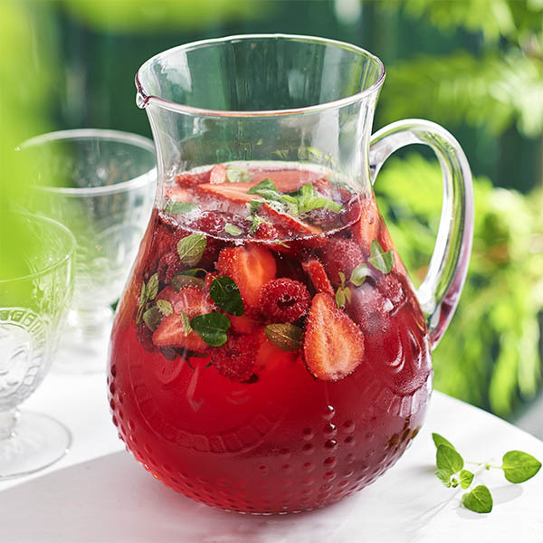 Bebida de granada y frambuesa con fresas. - Receta Hoy