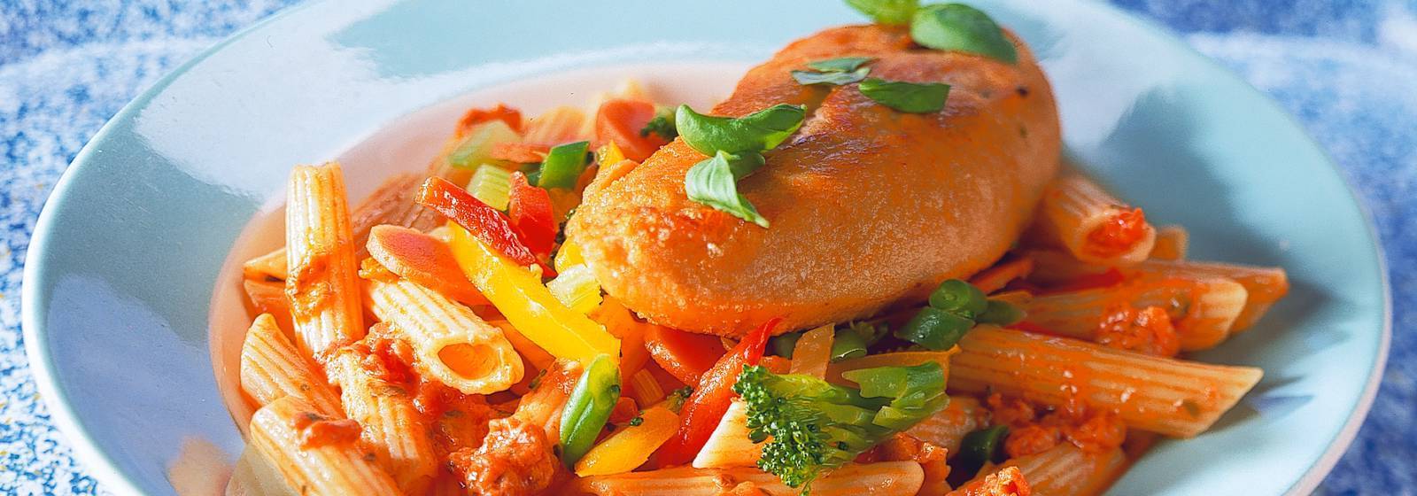 Pasta con pechuga de pavo y salsa de queso. - Receta Hoy