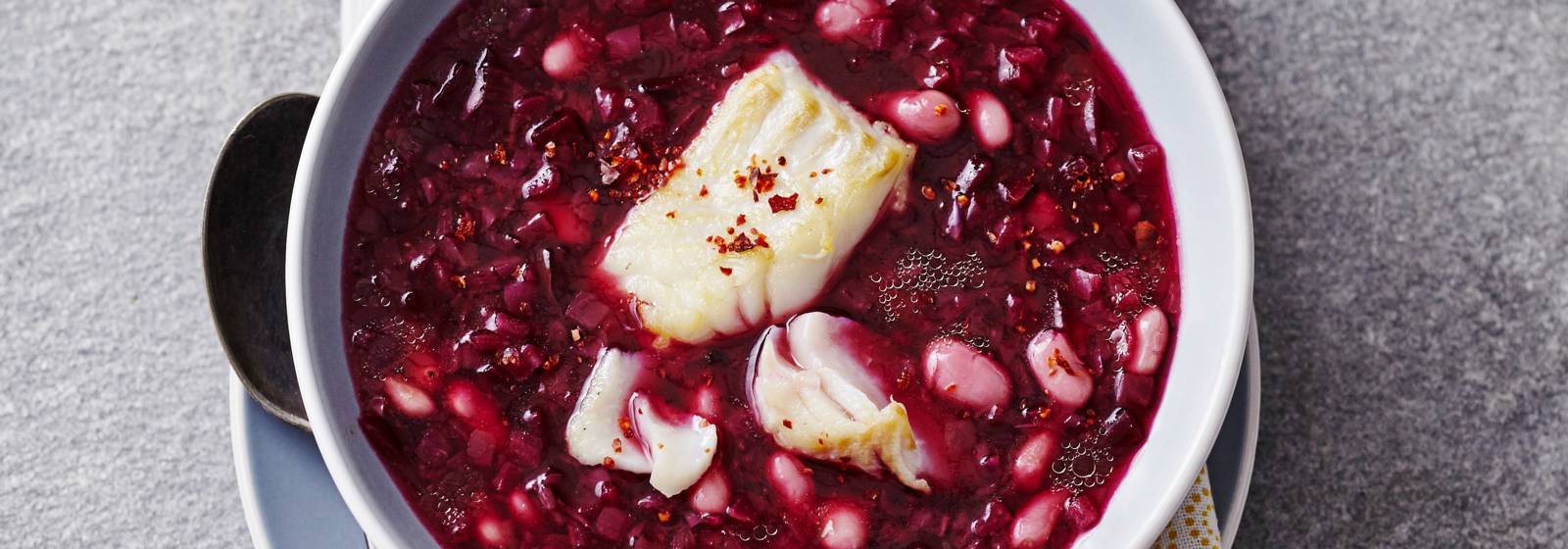 Sopa de col roja con frijoles blancos, remolacha y pescado blanco ...