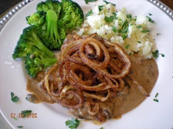 Zwiebelrostbraten - filetes de carne de res fritos con cebolla frita ...