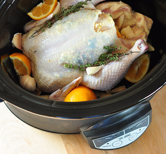 Pollo entero cocido en cítricos en la olla de cocción lenta. - Receta Hoy