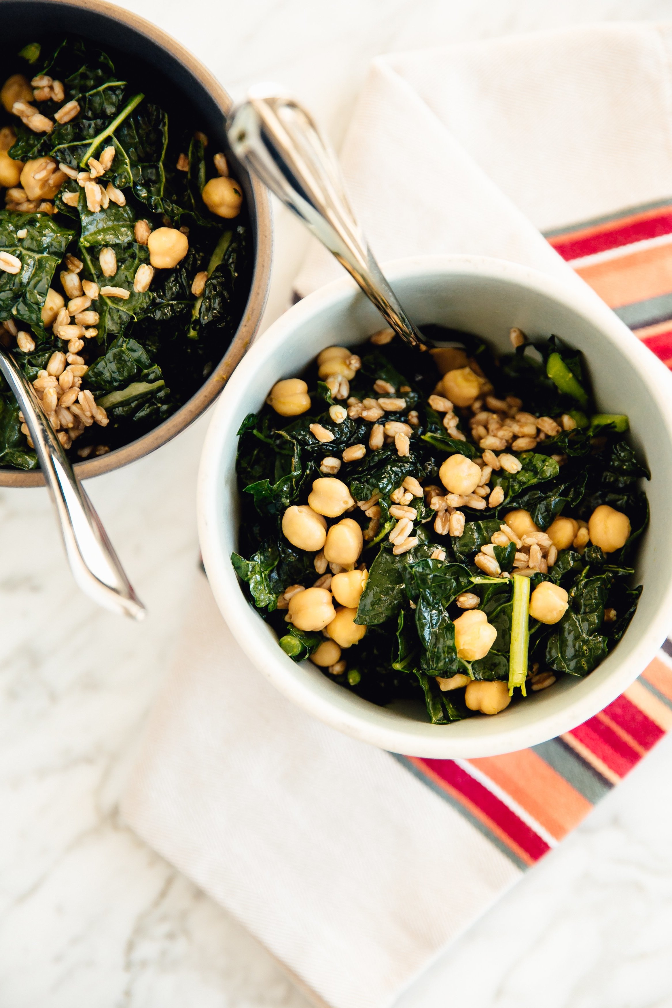 Ensalada de col rizada, farro y garbanzos - Receta Hoy