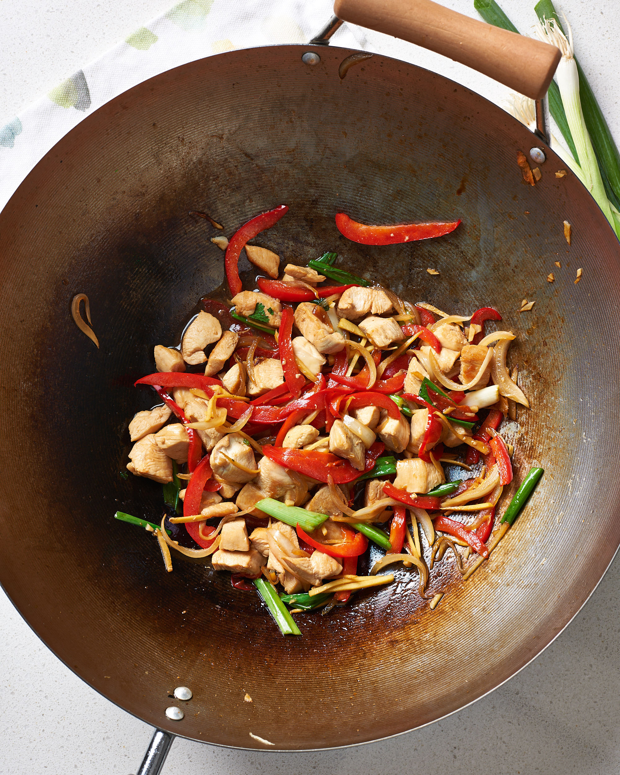 Pollo tailandés de jengibre salteado (gai pad khing) - Receta Hoy